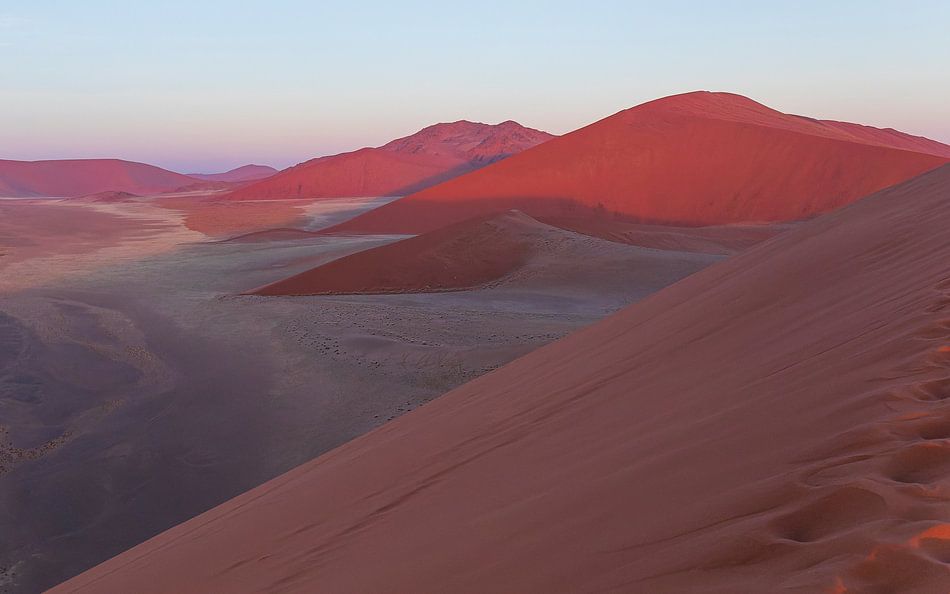 The last light on the red sand hills of Sossusvlei by Lennart Verheuvel ...