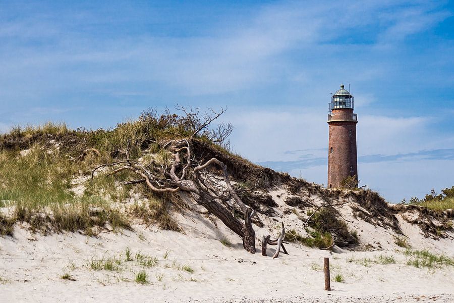Het westelijke strand met vuurtoren aan de kust van de Oostzee van Rico ...
