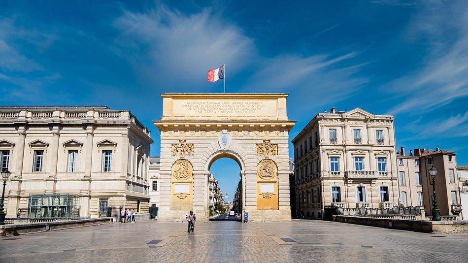 Porte Du Peyrou en Hof in Montpellier Frankrijk van Dieter Walther op ...