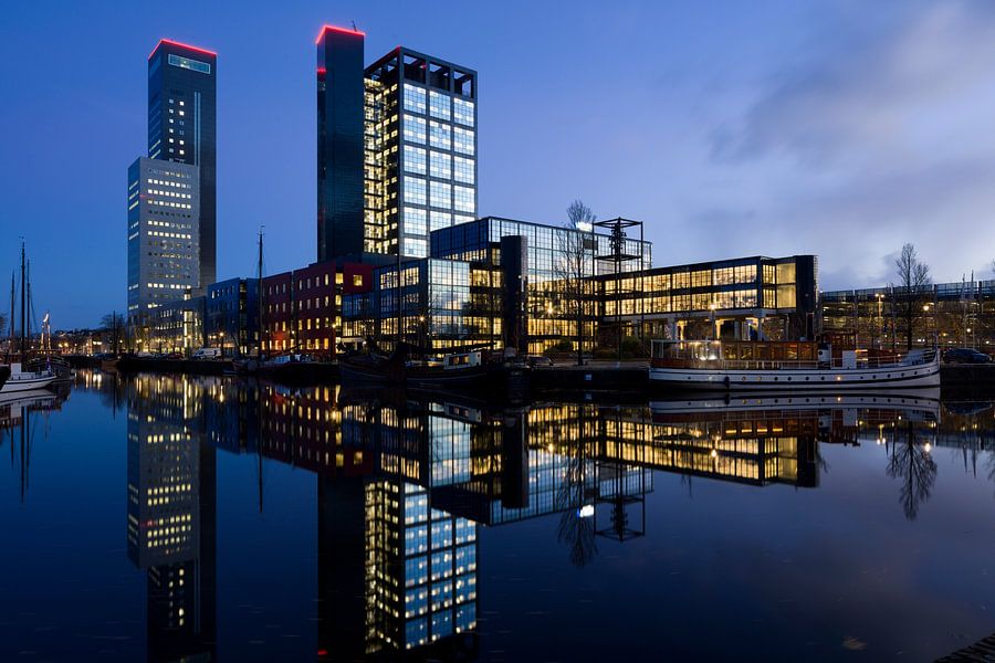 Achmea-Turm und Averotoren am Abend in Leeuwarden von Rob van Esch auf ...