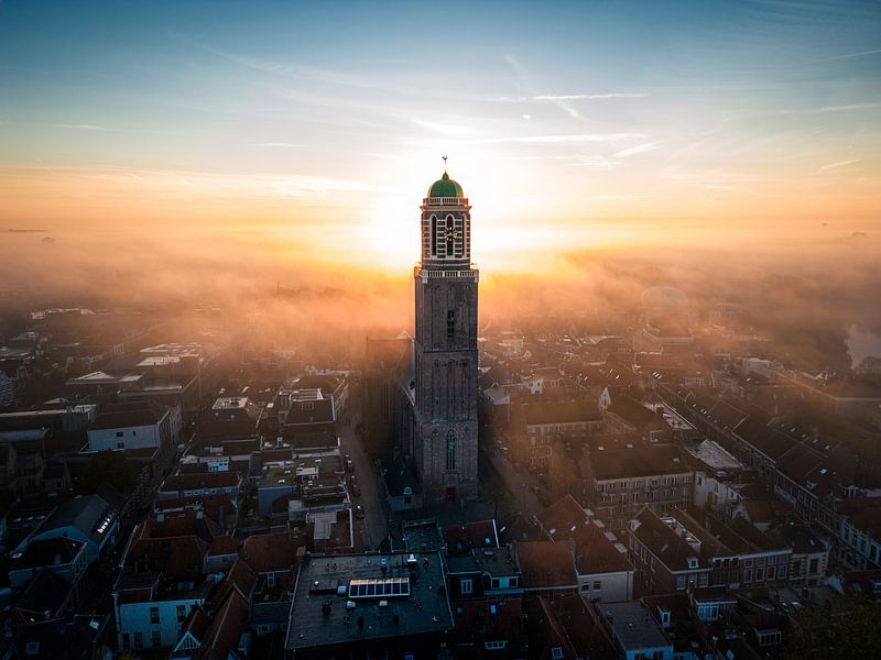 De Peperbus tijdens de mist in Zwolle van Bas van der Gronde op canvas ...