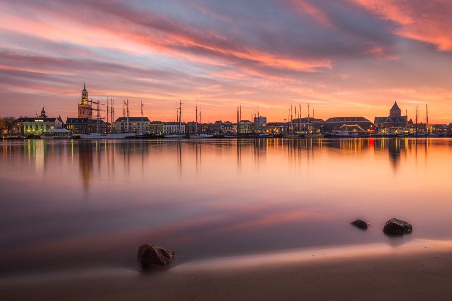 Skyline Kampen met mooie zonsondergang van Edwin Mooijaart op canvas ...