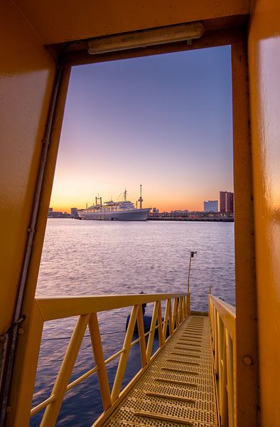 SS Rotterdam en watertaxi-steiger van Ronne Vinkx op canvas, behang en meer