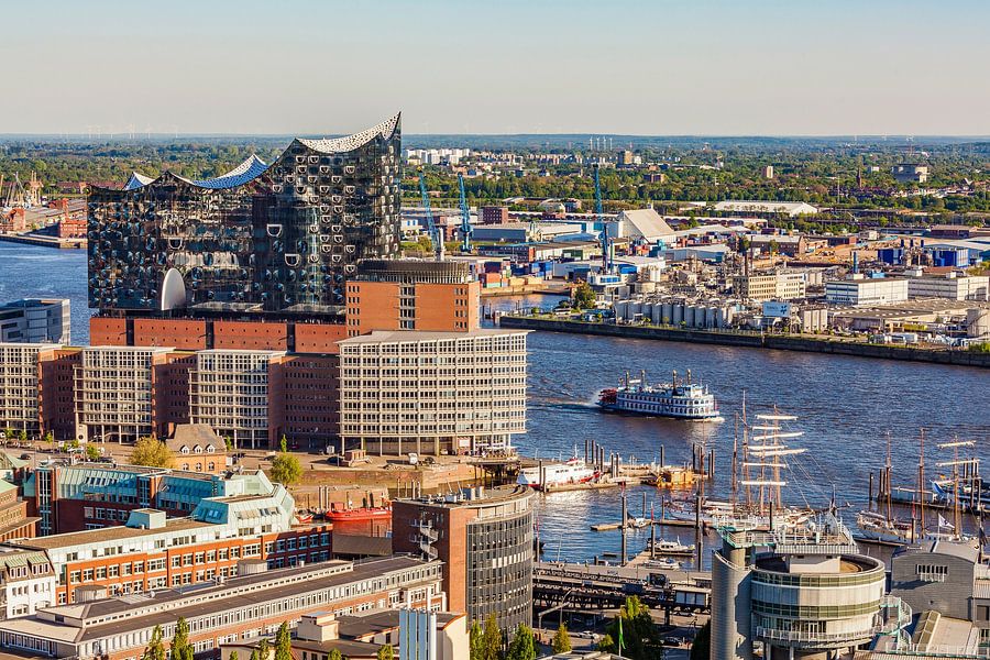 Elbphilharmonie en de haven van Hamburg in Hamburg van Werner Dieterich ...