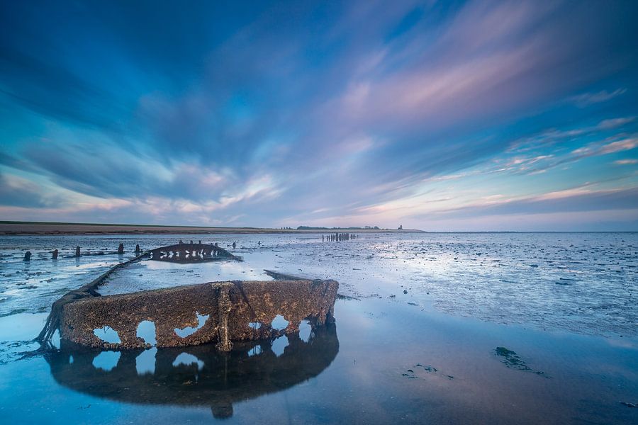 Wrak van een praam op het Wad bij Wierum van Hillebrand Breuker op ...
