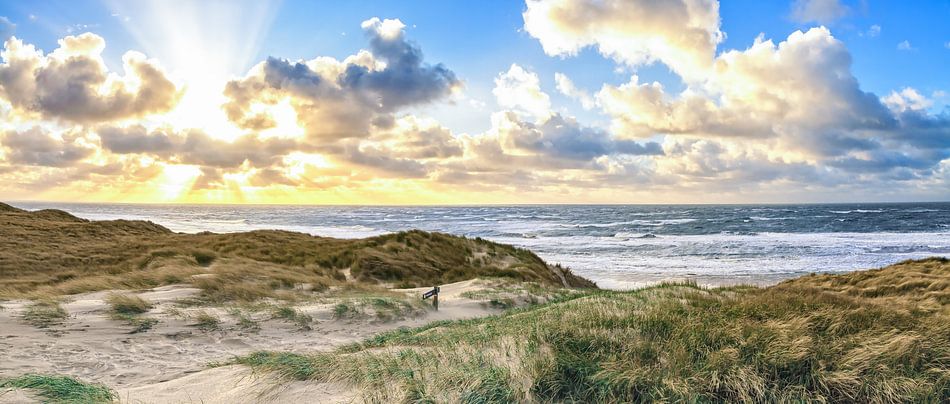 Panorama foto zonsondergang op strand van Texel / Panoramic photo sunset Texel beach van Justin ...