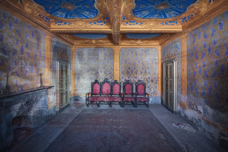 Een kamer van een kasteel met haard en een verzameling stoelen van ...