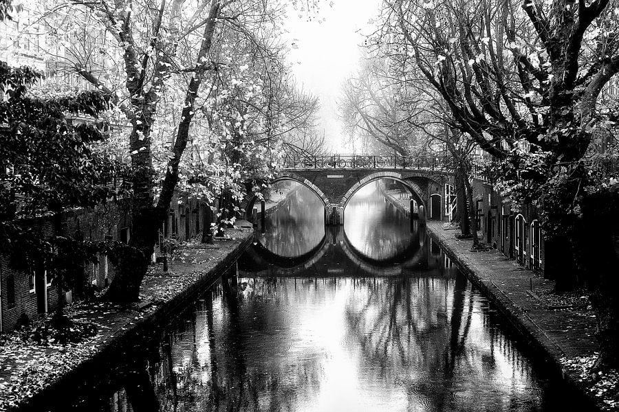 Oudegracht met de Hamburgerbrug Utrecht in de mist (zwart-wit) van ...