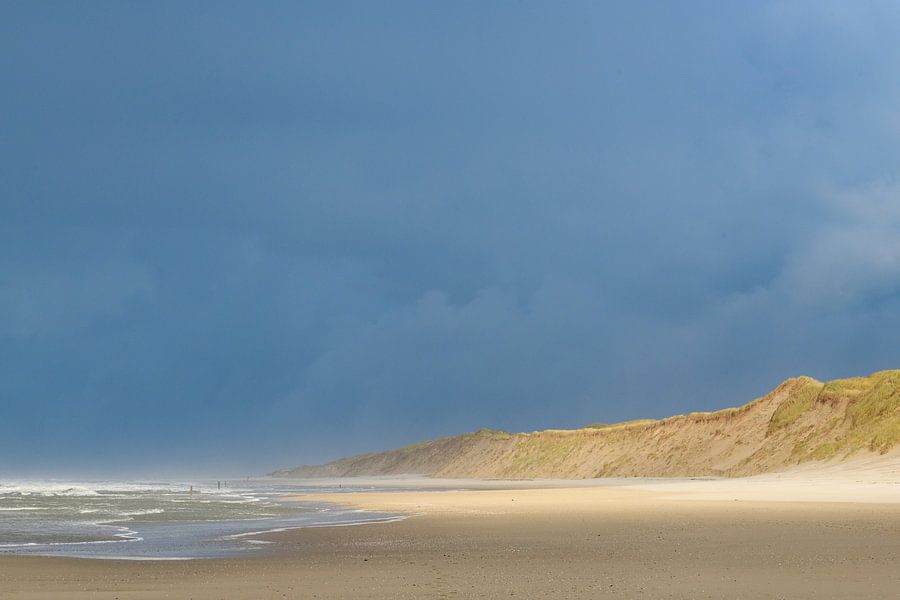 Golven op het strand van Texel in de Waddenzee van Sjoerd van der Wal ...