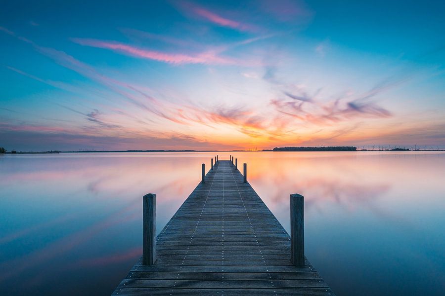 Een rustig beeld vanuit de steiger op het water van tim xhofleer op ...