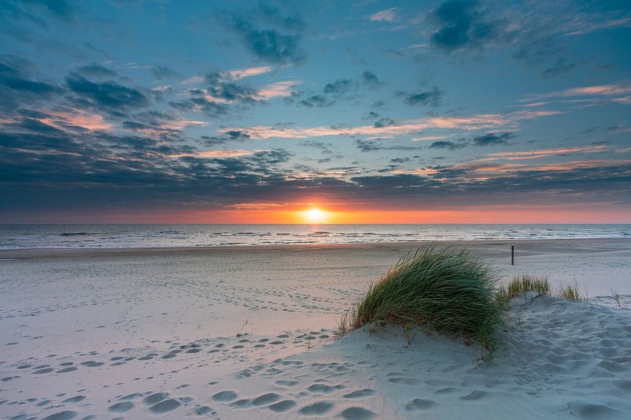 Strand duinen Paal 15 Texel helmgras prachtige zonsondergang van ...