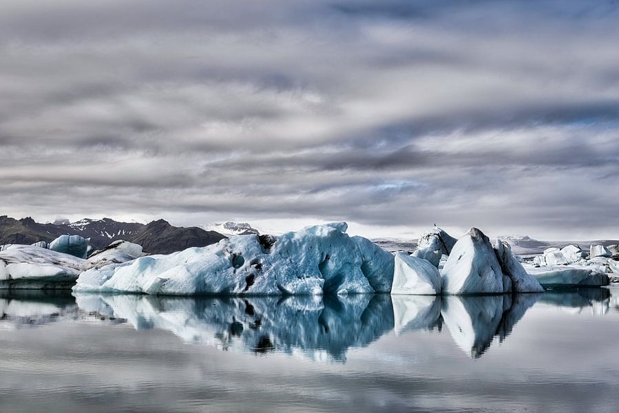 IJsbergen in het Jokulsarlon Gletsjer meer in IJsland van Sjoerd van ...